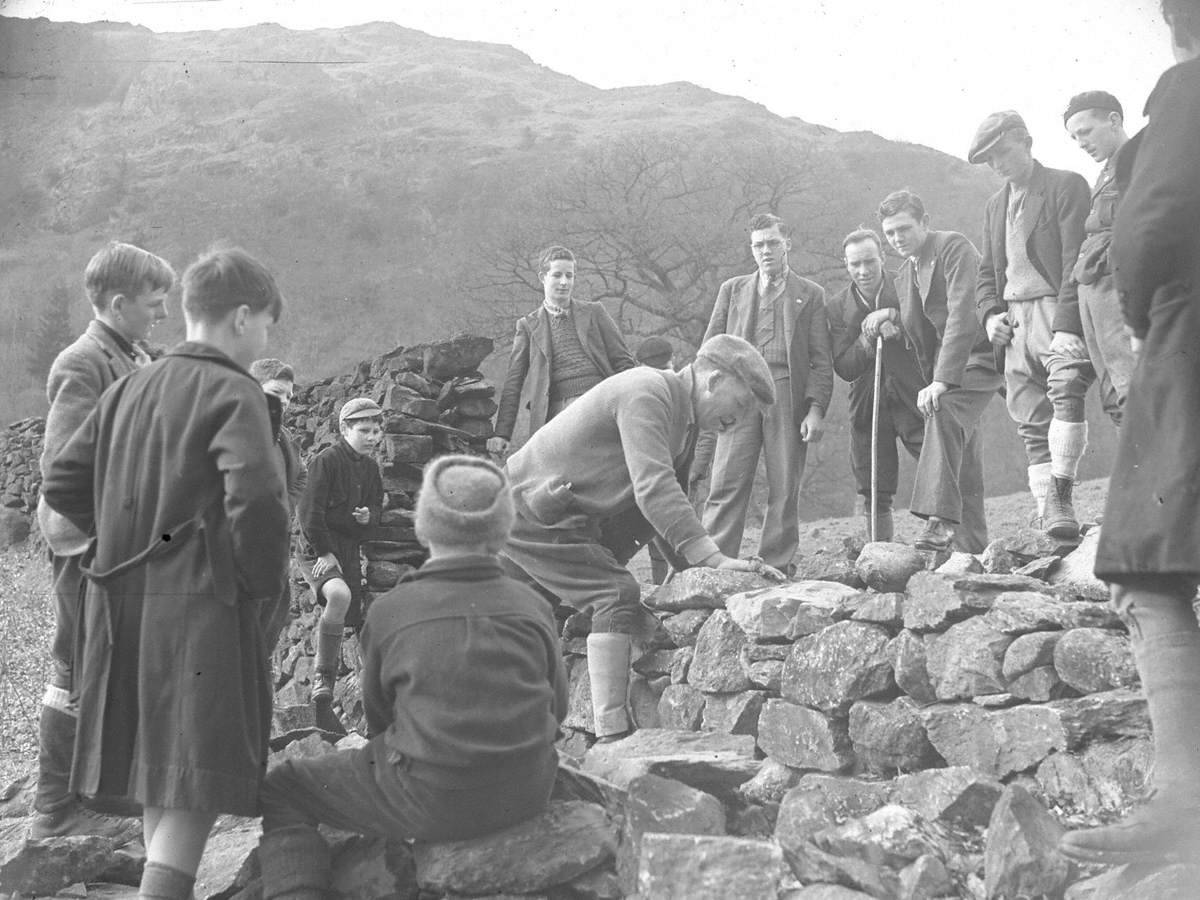 Demonstration of Walling Techniques | Art UK