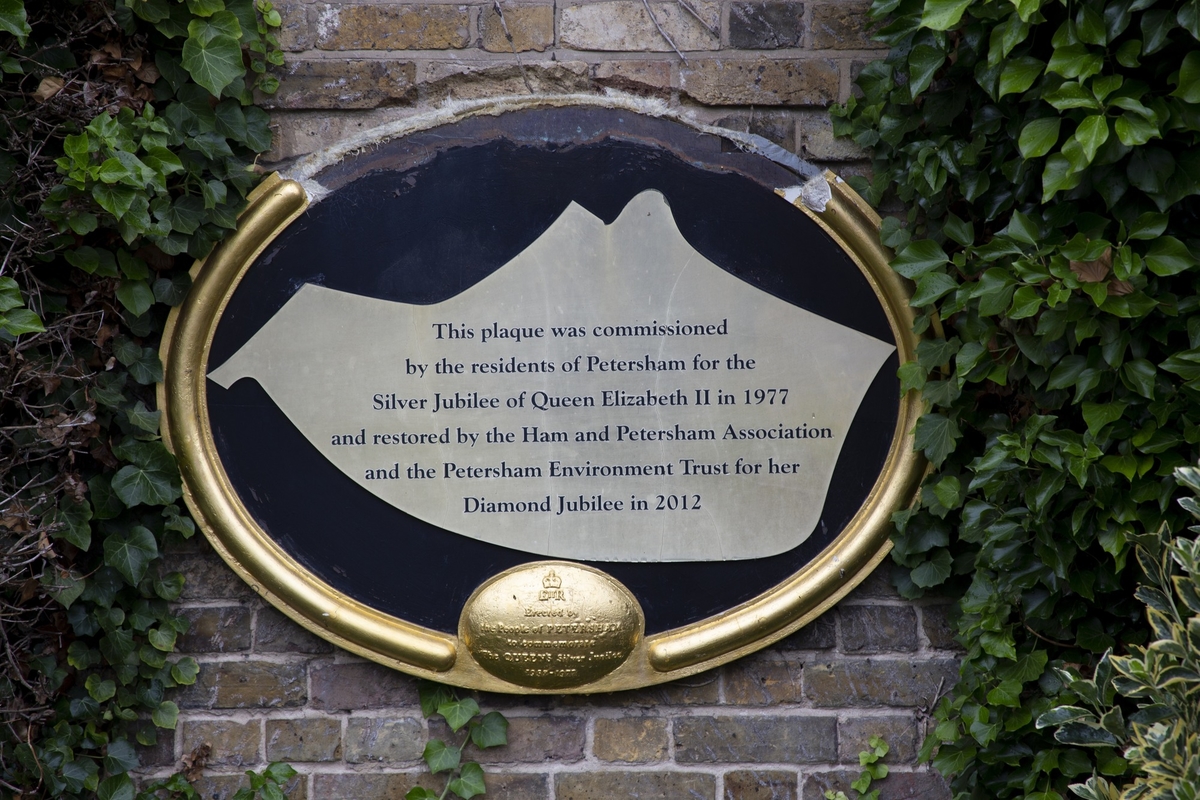 Queen's Diamond Jubilee Plaque | Art UK